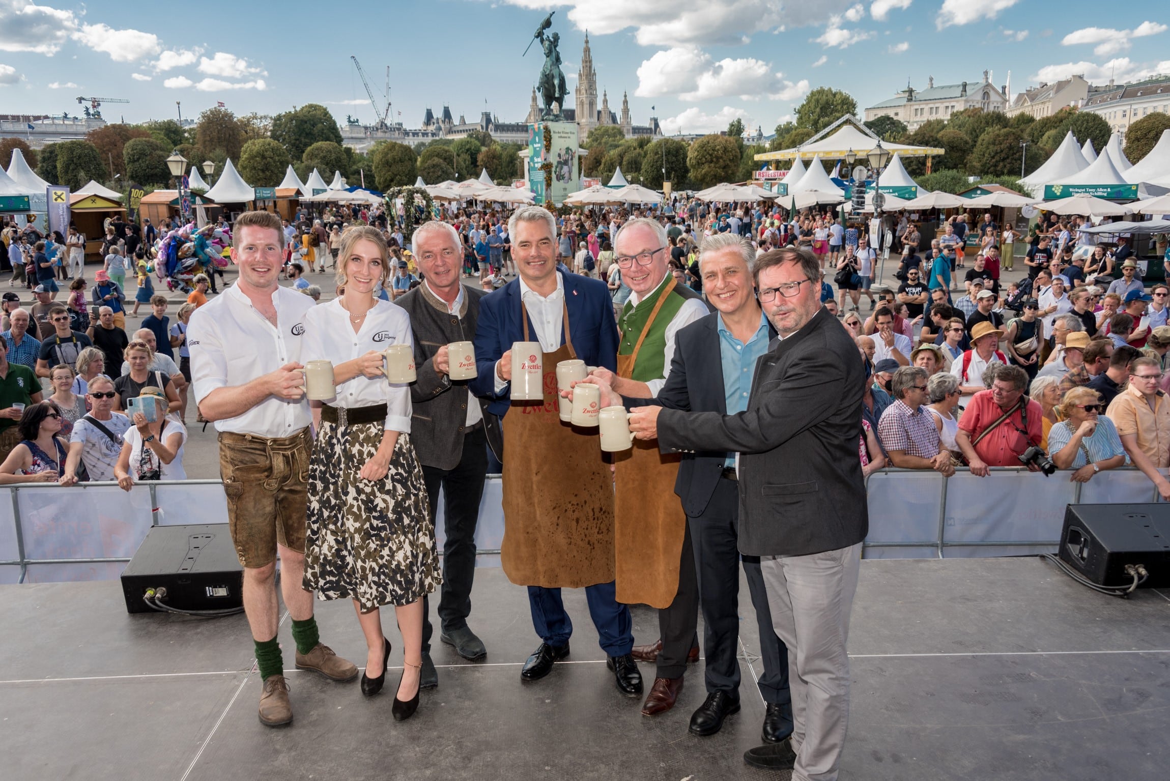 Zwettler Bier beim ernte.dank.festival. am Wiener Heldenplatz ...